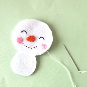 Felt Snowman Ornament - Free Pattern * Moms and Crafters