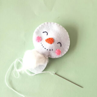 Felt Snowman Ornament - Free Pattern * Moms and Crafters