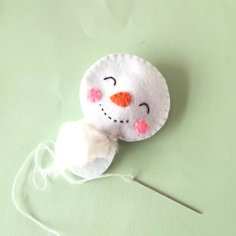 Felt Snowman Ornament - Free Pattern * Moms and Crafters
