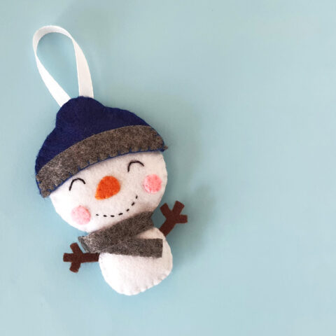 Felt Snowman Ornament - Free Pattern * Moms and Crafters