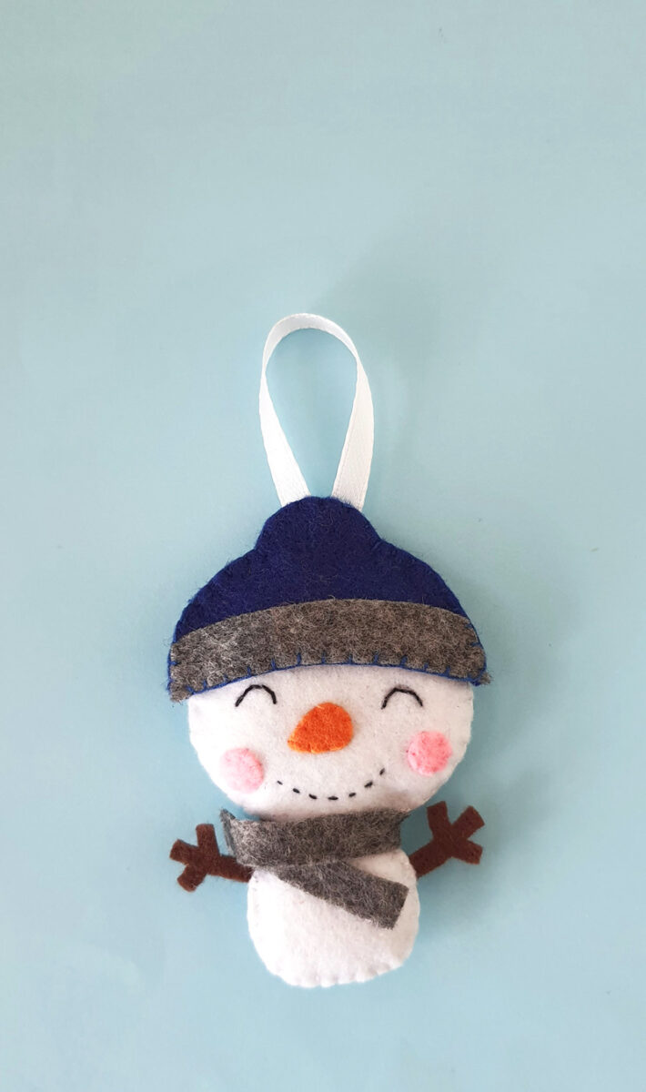 Felt Snowman Ornament - Free Pattern * Moms and Crafters