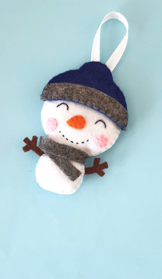 Felt Snowman Ornament - Free Pattern * Moms and Crafters