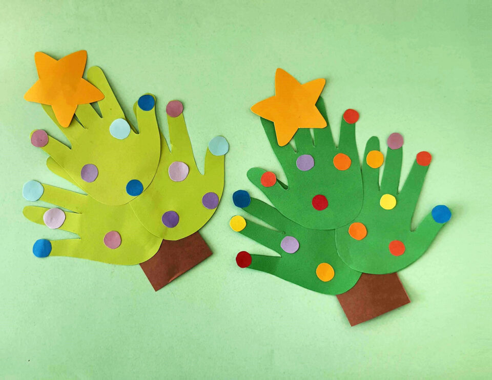 Handprint Christmas Tree Craft * Moms and Crafters