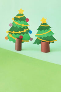 Paper Christmas Tree that Stands! * Moms and Crafters