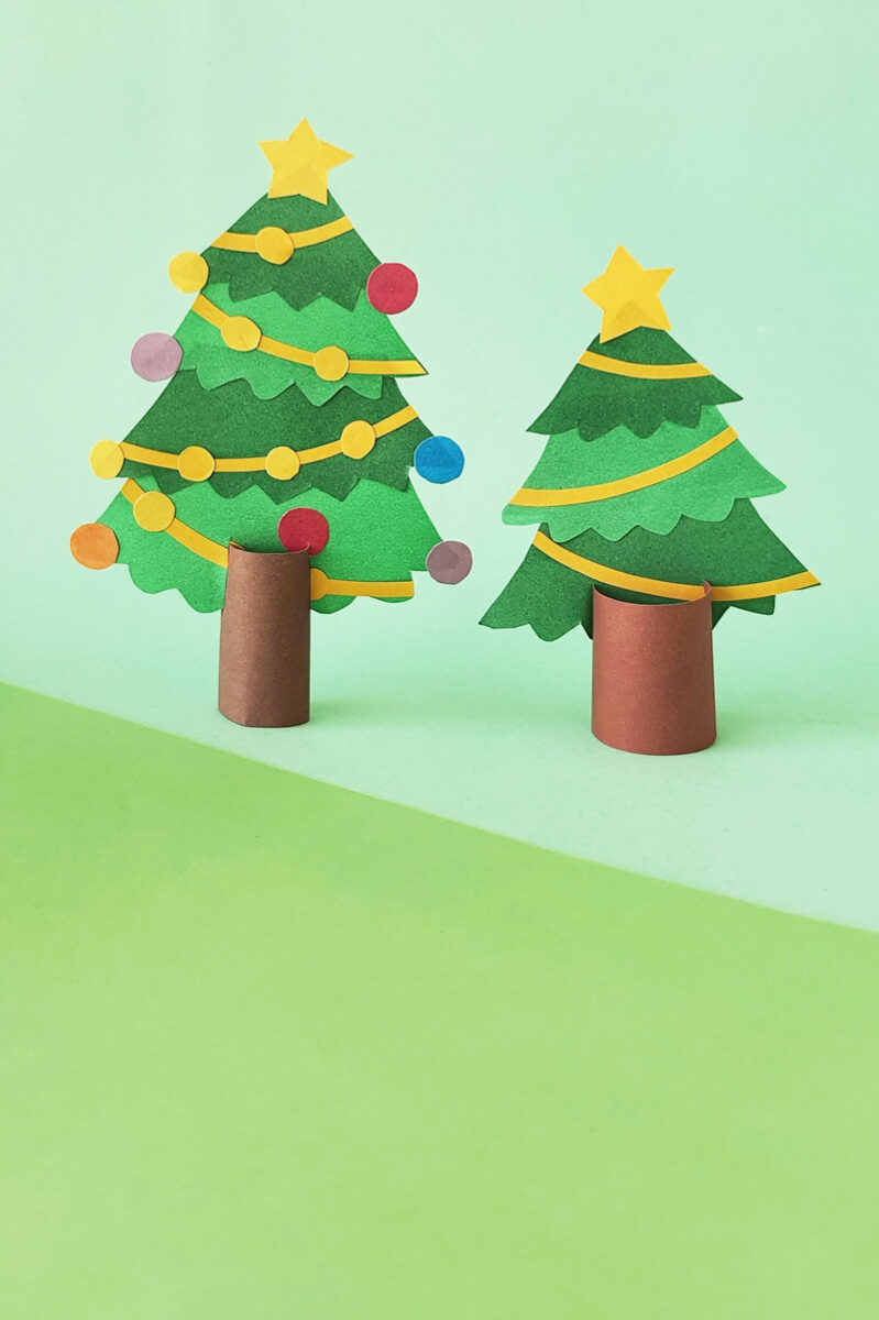 Paper Christmas Tree that Stands! * Moms and Crafters