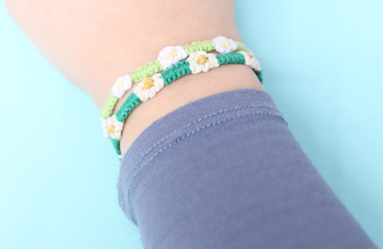Simple Flower Friendship Bracelets * Moms and Crafters
