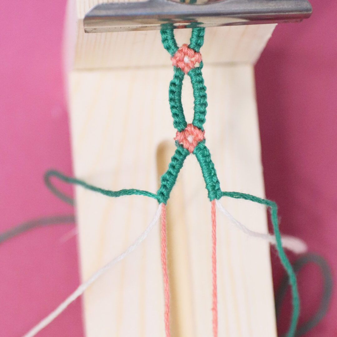 Daisy Chain Friendship Bracelet * Moms and Crafters