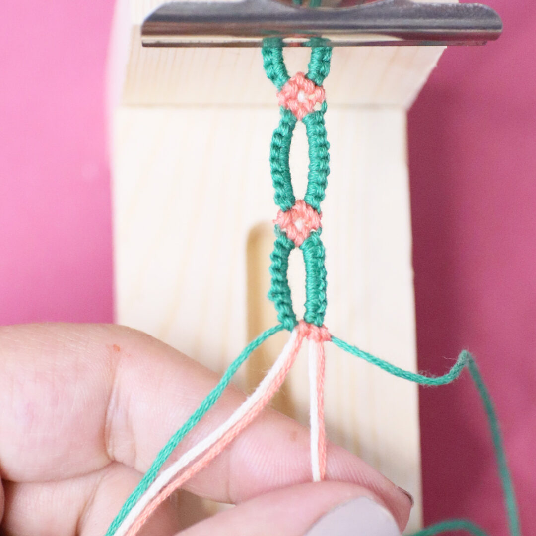 Daisy Chain Friendship Bracelet * Moms and Crafters