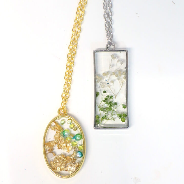 How to Make a Flower in Resin Pendant * Moms and Crafters