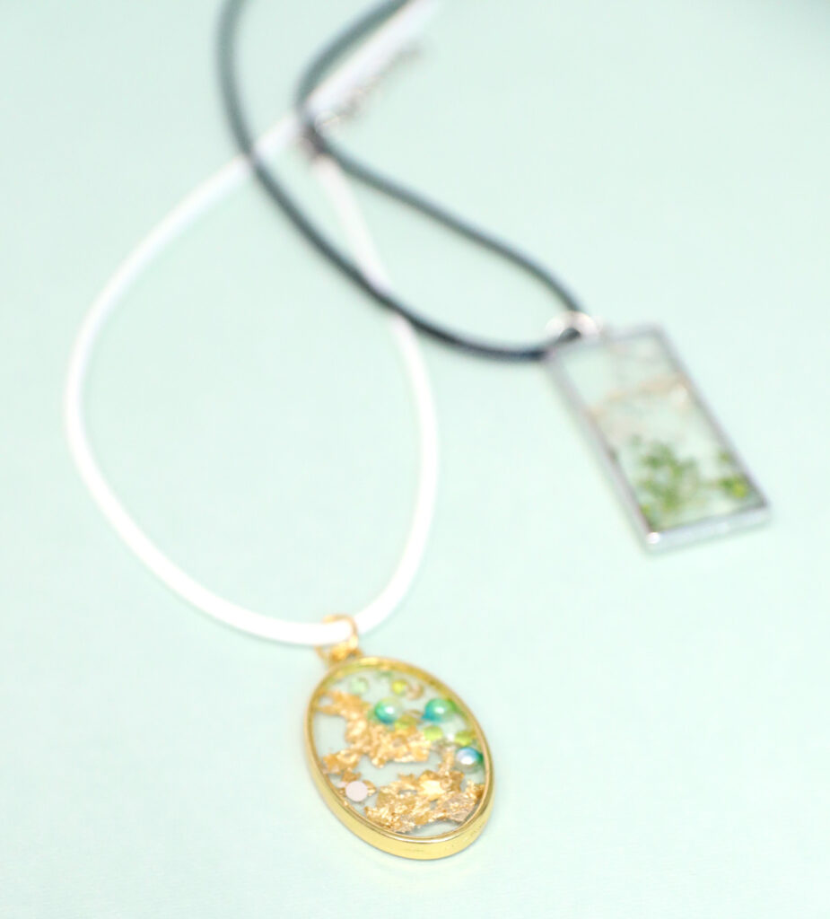 How to Make a Flower in Resin Pendant * Moms and Crafters