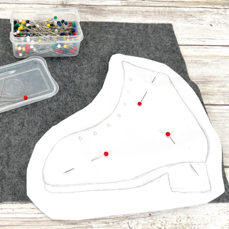 Felt Ice Skate Craft - Free Template * Moms and Crafters