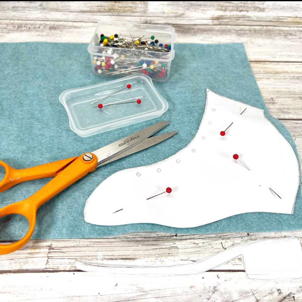 Felt Ice Skate Craft - Free Template * Moms and Crafters