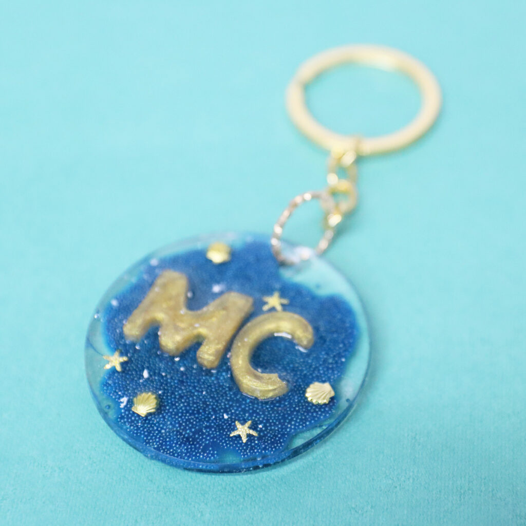 Resin Letters Keychain: 2 Ways * Moms and Crafters