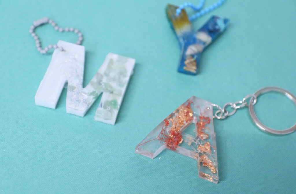 Resin Letters Keychain: 2 Ways * Moms and Crafters