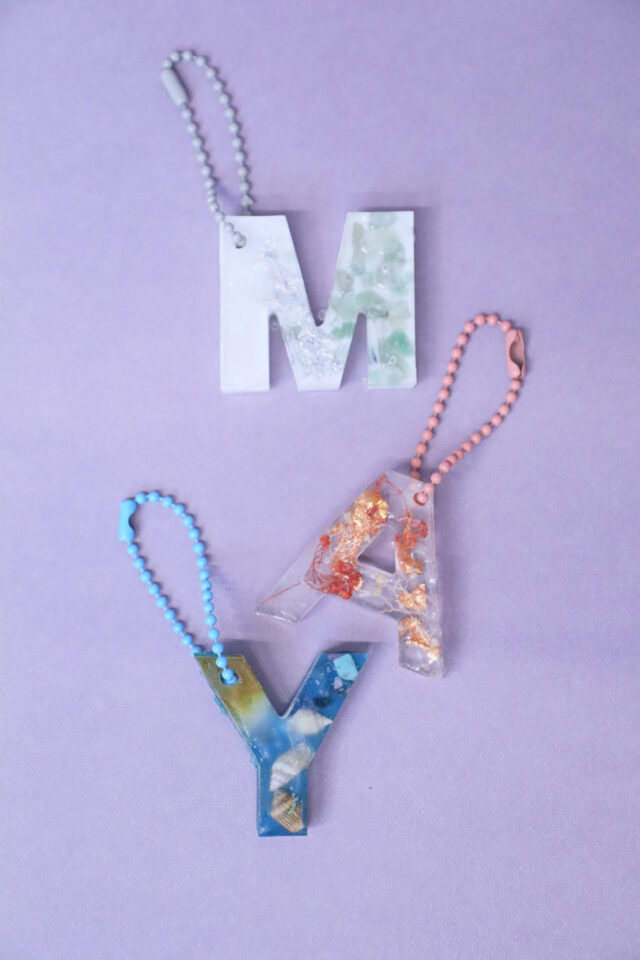Resin Letters Keychain: 2 Ways * Moms and Crafters