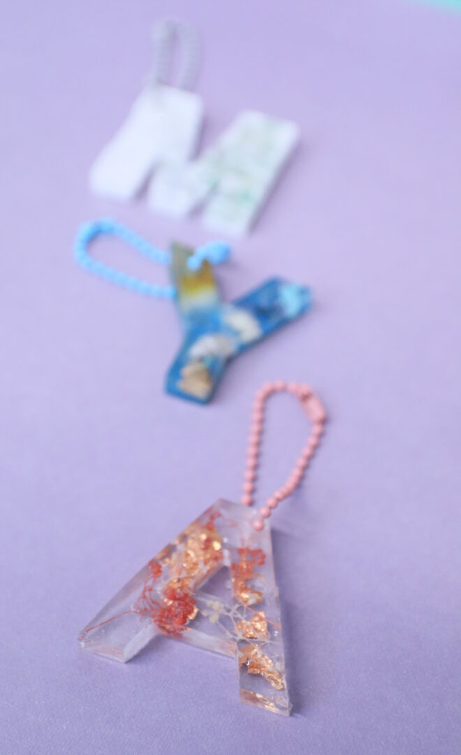 Resin Letters Keychain: 2 Ways * Moms and Crafters