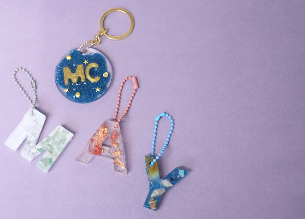 Resin Letters Keychain: 2 Ways * Moms and Crafters