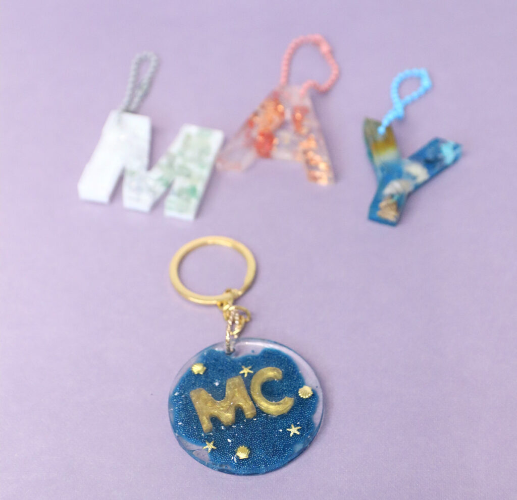 Resin Letters Keychain: 2 Ways * Moms and Crafters