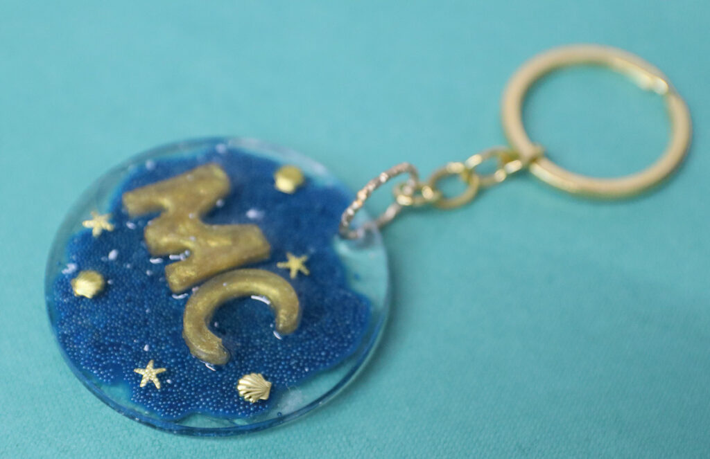 Resin Letters Keychain: 2 Ways * Moms and Crafters