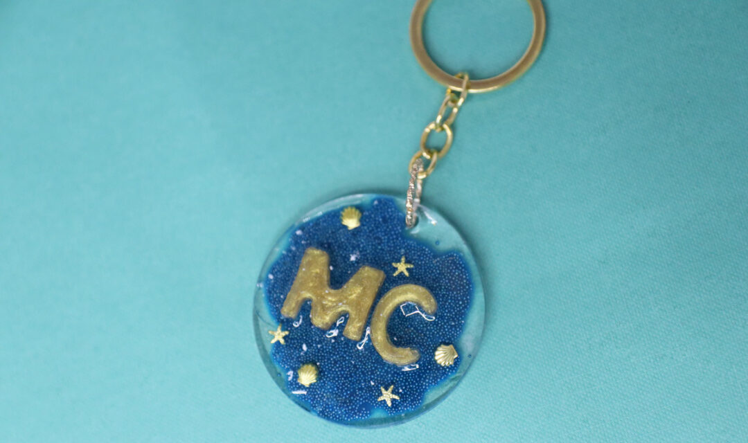 Resin Letters Keychain: 2 Ways * Moms and Crafters