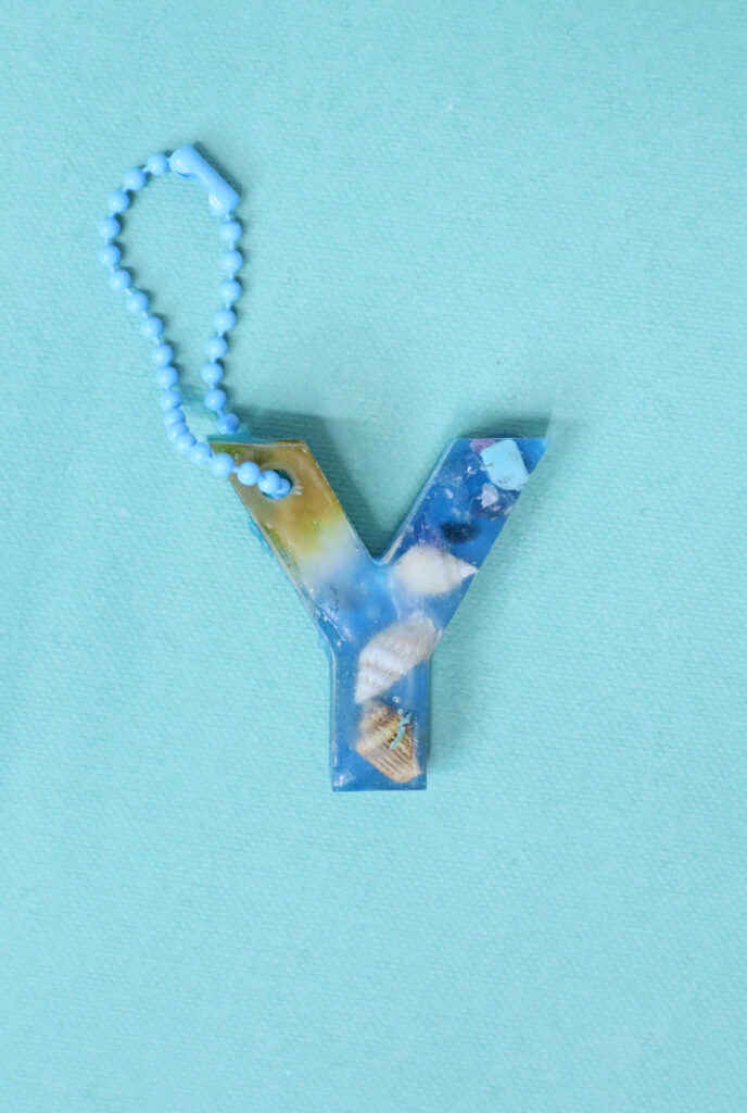 Resin Letters Keychain: 2 Ways * Moms and Crafters