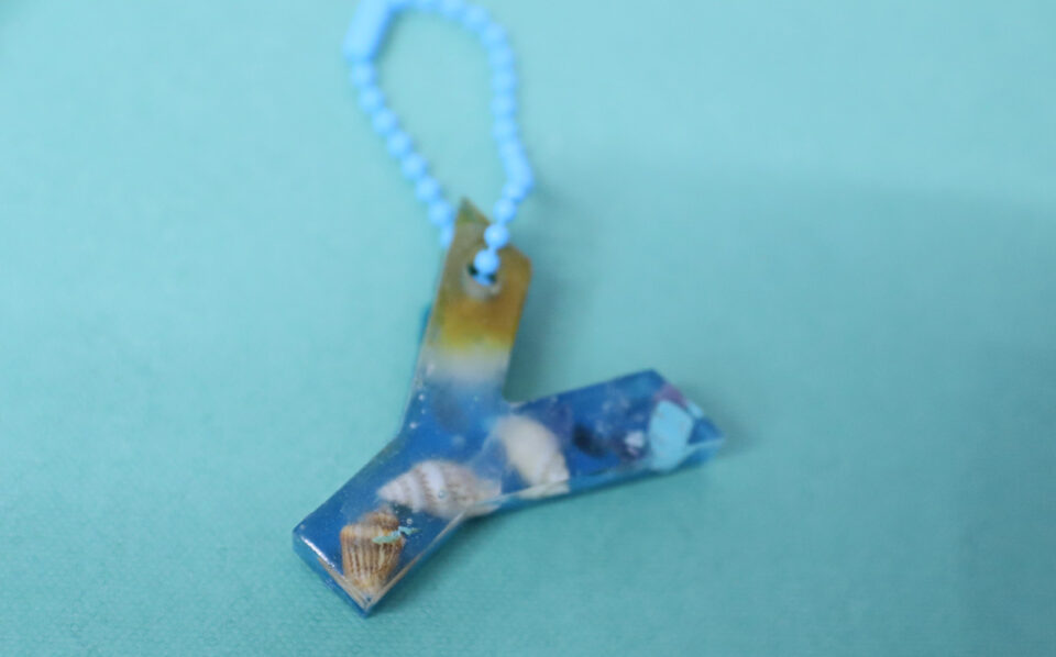 Resin Letters Keychain: 2 Ways * Moms and Crafters