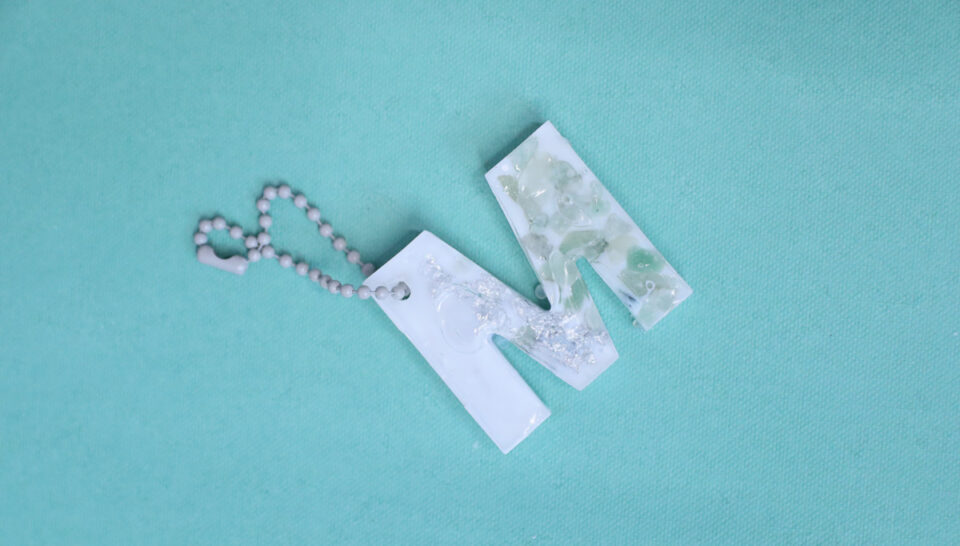 Resin Letters Keychain: 2 Ways * Moms and Crafters